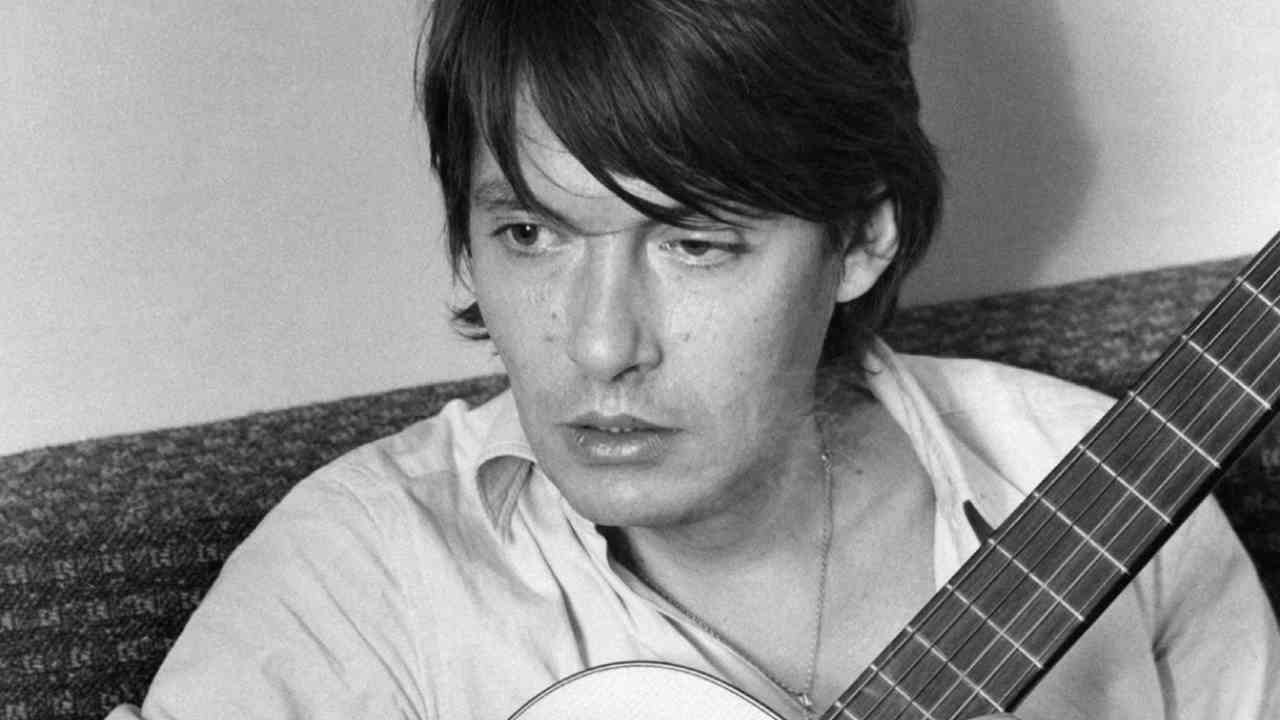 Fabrizio De Andrè chi era | carriera e vita privata del cantautore genovese