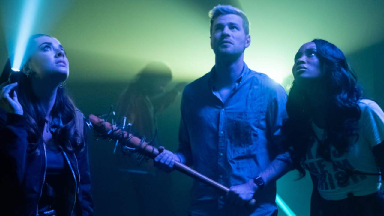 Into the Dark: Crawlers | Nel trailer gli alieni rovinano la festa Into the Dark: Crawlers | Nel trailer gli alieni rovinano la festa
