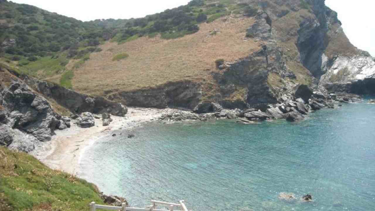 Precipita da una scogliera: morto escursionista in Sardegna Precipita da una scogliera: morto escursionista in Sardegna