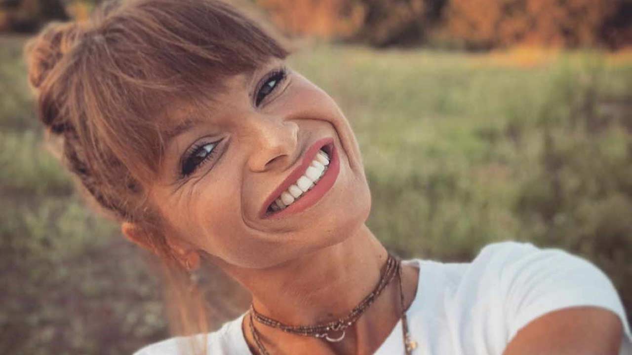 Alessandra Amoroso si trasforma: ecco il nuovo look estivo