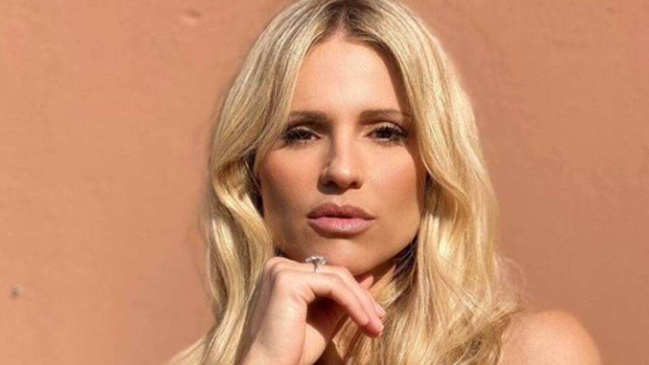 Michelle Hunziker, foto da urlo in bikini | Il dettaglio del seno