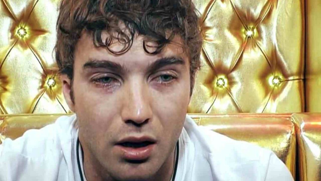 Paolo Ciavarro pianto disperato: "Mi ha distrutto la vita" | Lacrime ...