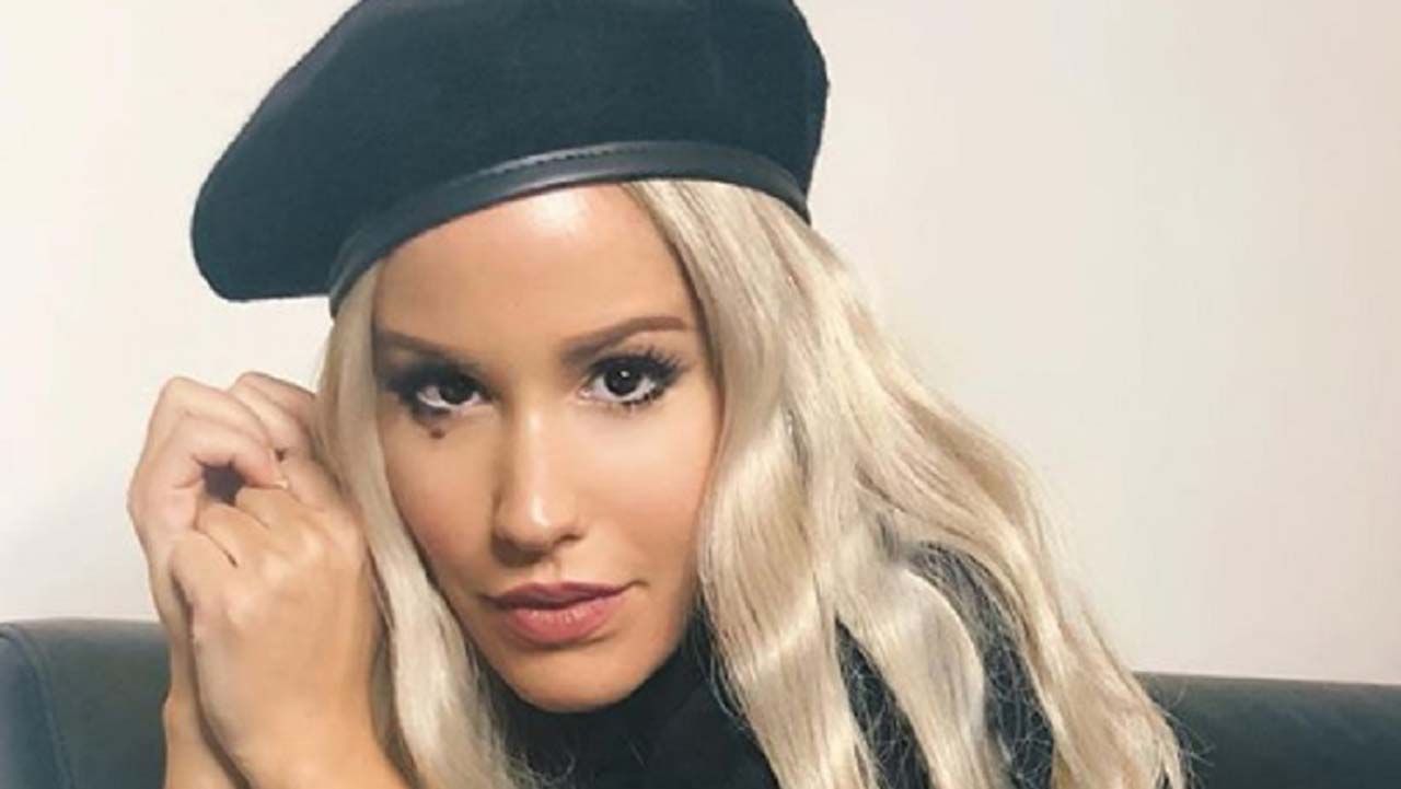 Baby K e la risposta shock ad un follower: "C... o piccolo!"