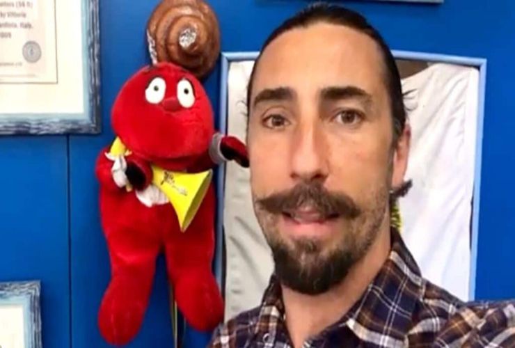 Striscia la notizia, brutale aggressione: pugni e insulti a Brumotti ... Striscia la notizia, brutale aggressione: pugni e insulti a Brumotti ...