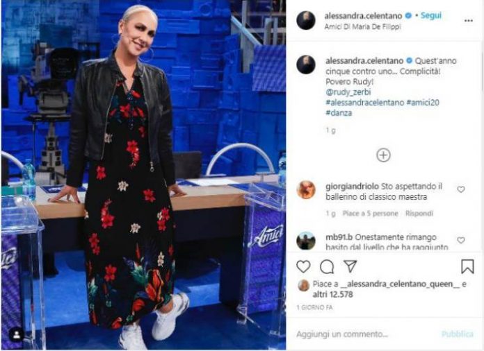 Amici, Alessandra Celentano vestito lungo e scarpe da ginnastica: come ...
