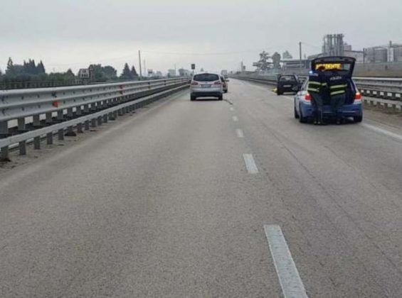 Cadavere trovato su ciglio della strada: ipotesi omicidio stradale