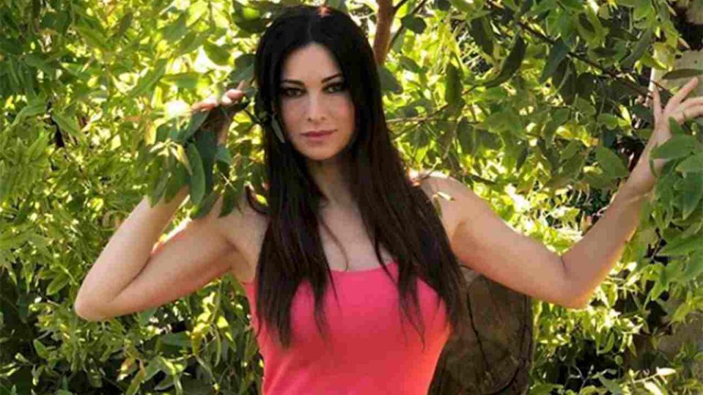Manuela Arcuri giunonica a 43 anni: topless da urlo, la foto bomba