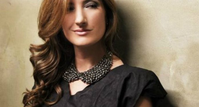 Nina Palmieri scura e capelli lisci: La Iena irriconoscibile