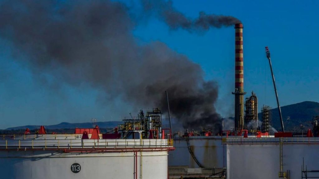 Incendio alla raffineria, fumo dagli impianti. Pericolo nubi tossiche ...