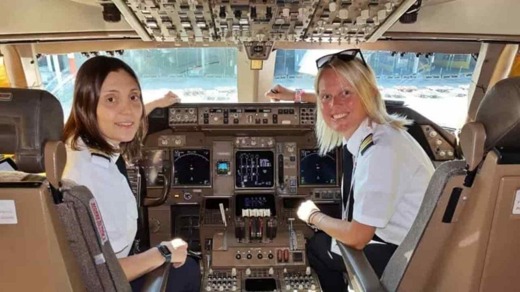 Parte a Milano il primo volo tutto al femminile: "Svolta per l’aviazione civile italiana ...