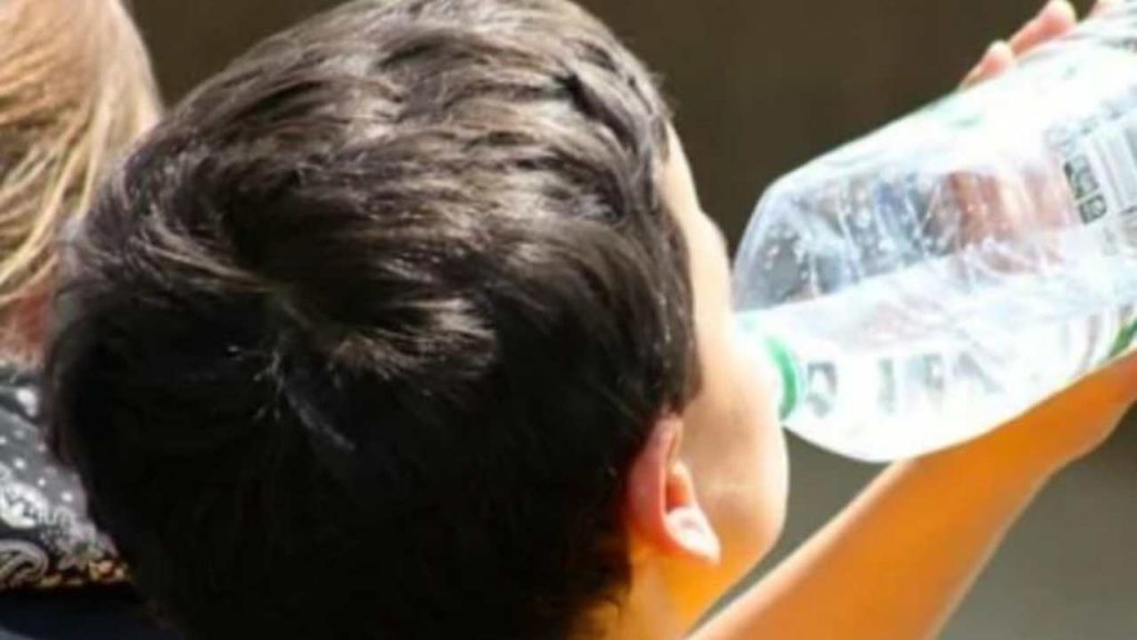 Muore a 6 anni dopo aver bevuto candeggina: la madre si butta dal terzo ...