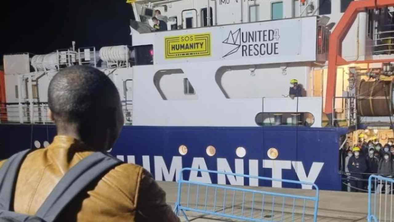 Migranti, sbarcano tutti da Geo Barents e Humanity 1: Ocean Viking fa ... Migranti, sbarcano tutti da Geo Barents e Humanity 1: Ocean Viking fa ...